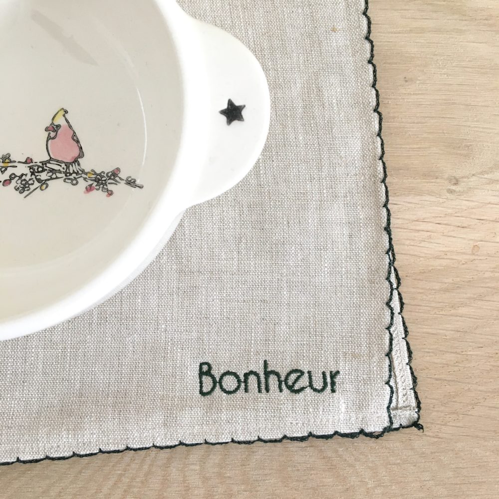 Serviette brodée picot Fratrie - Serviette en lin fabriquée en France Serviette brodée picot Fratrie - Serviette en lin fabriquée en France